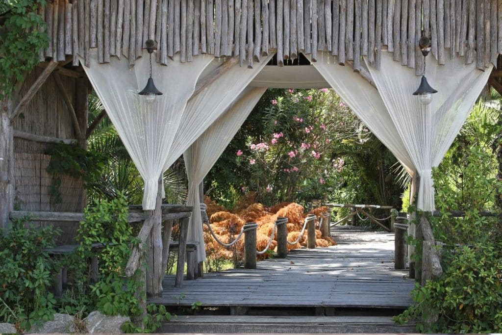 Alpendres De Madeira — Proteja Sua Varanda Com Estilo!