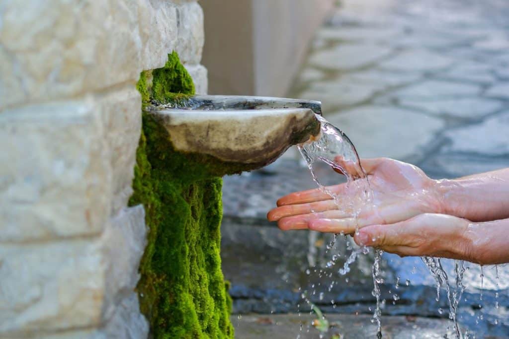 5 Benefícios De Possuir Uma Fonte De Água Em Casa