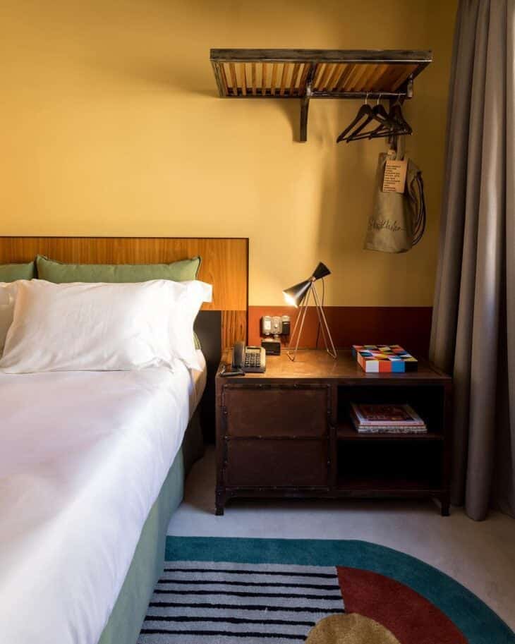 Decoração Vibrante: O Poder Da Cor Ocre Em Ambientes