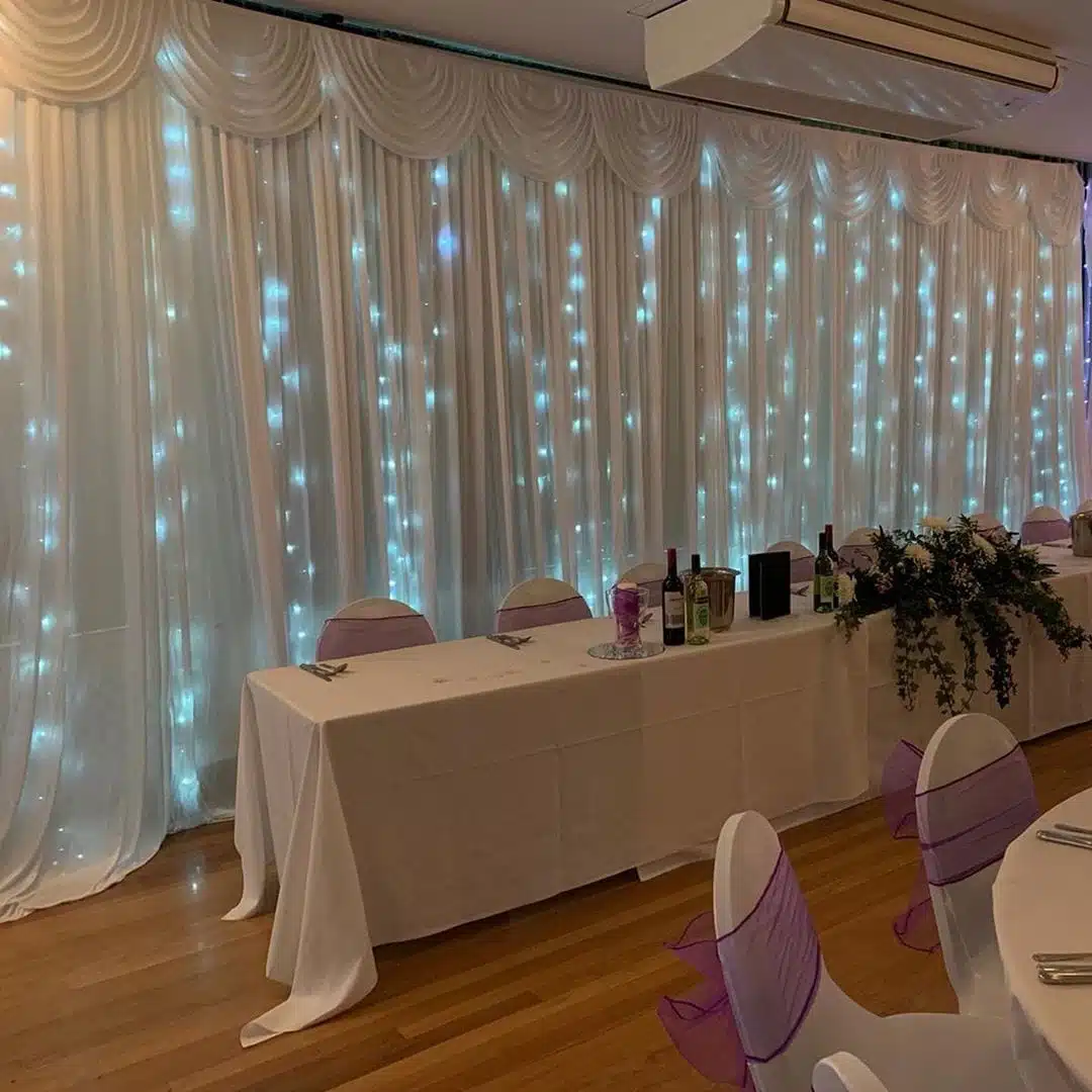 Cortina De LED: 30 Ideias Incríveis Para Decorar